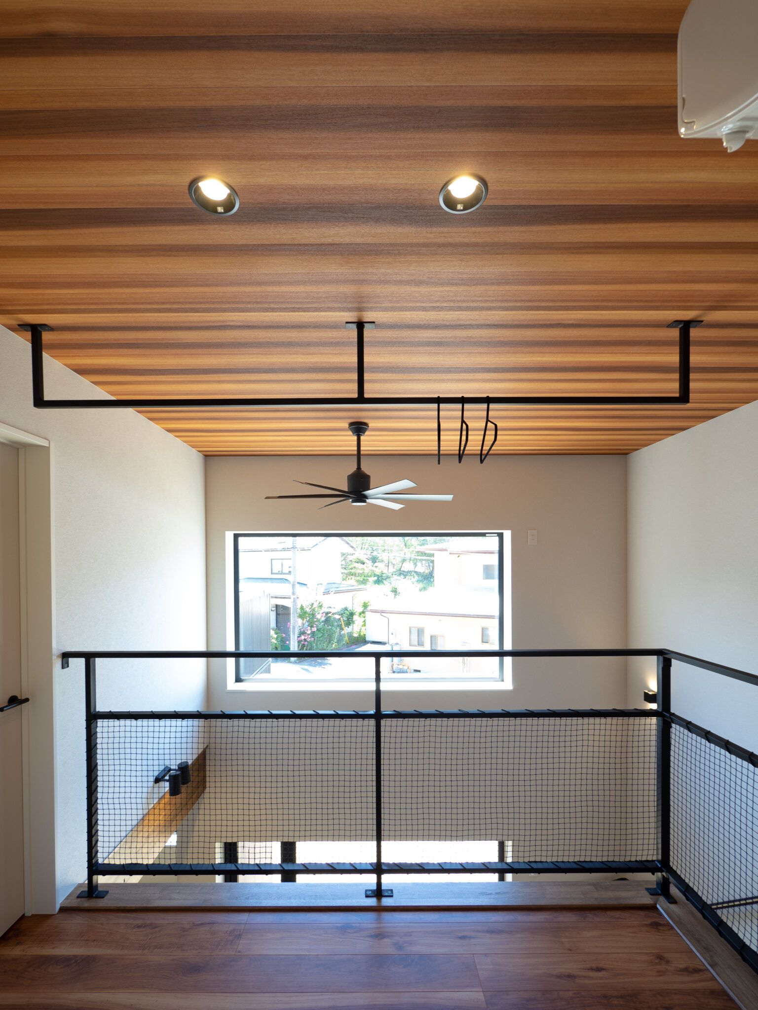 青空が広がる明るいリビングで健やかに暮らす - ALOHA100-新築デザイン住宅