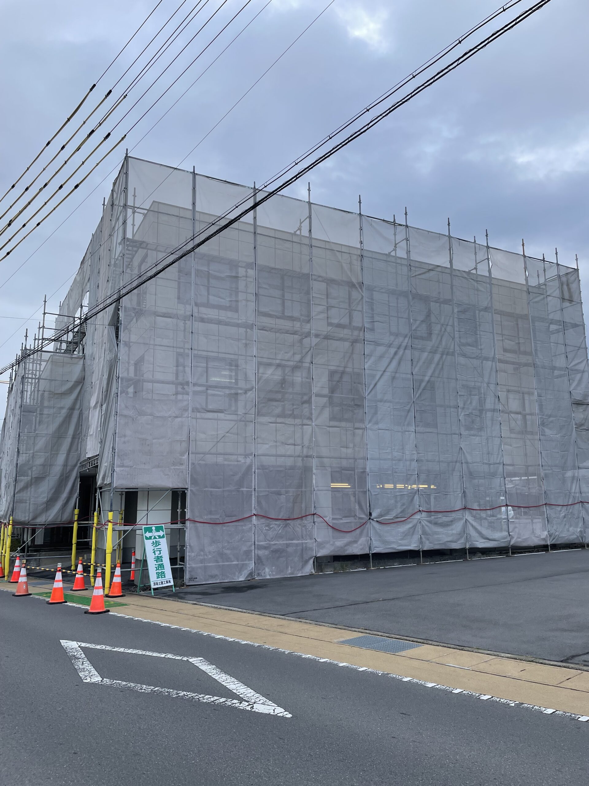 社屋の外装工事始まりました。 - ALOHA100-新築デザイン住宅