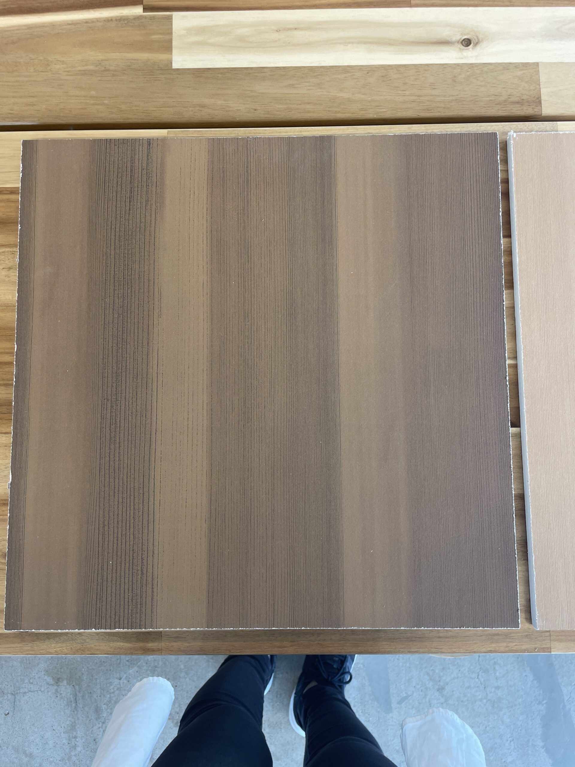 ニチハさんの新商品。木目調の軒天〈ティンバースタイル〉サンプルが届きました！ - ALOHA100-新築デザイン住宅