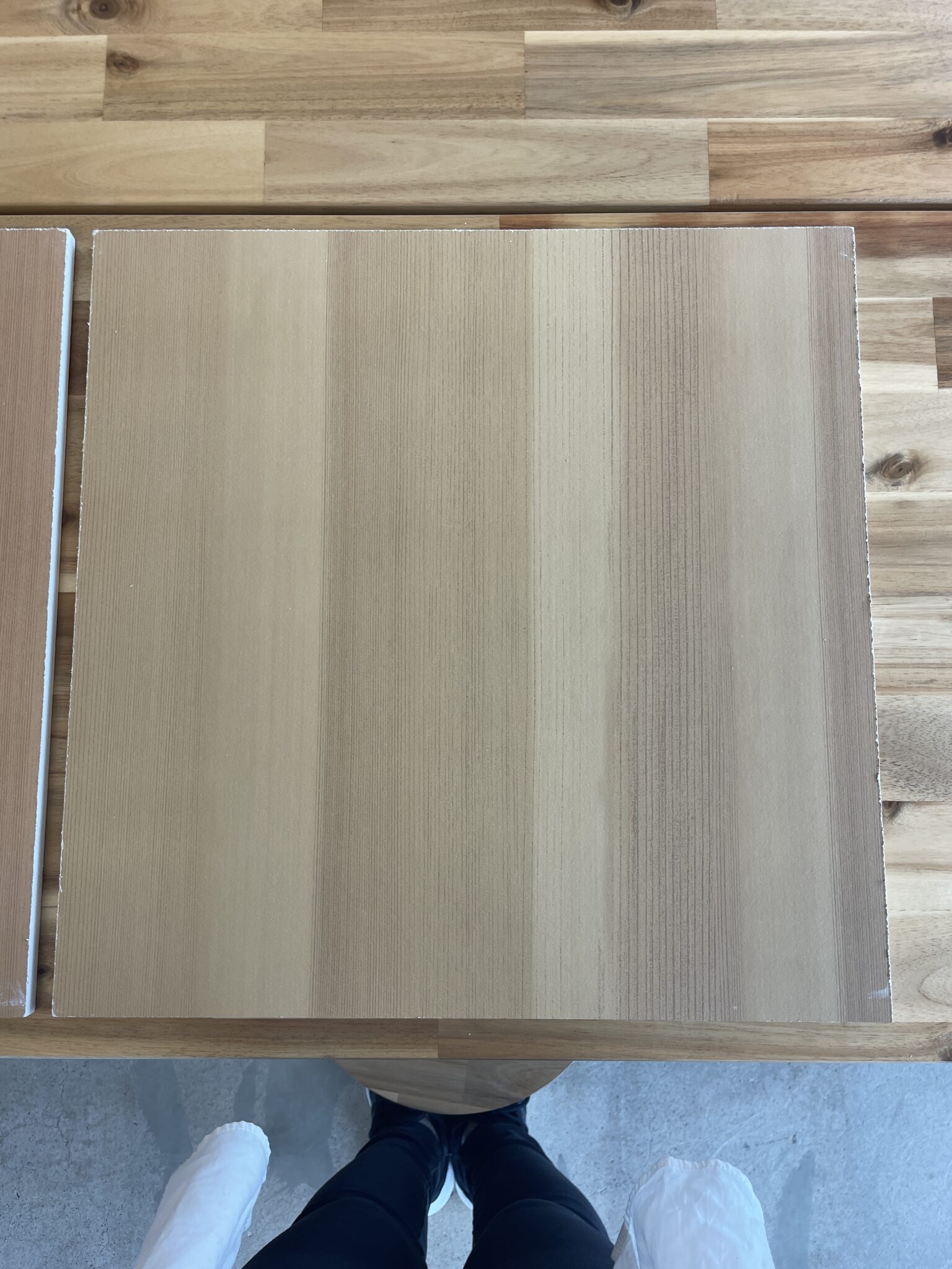 ニチハさんの新商品。木目調の軒天〈ティンバースタイル〉サンプルが届きました！ - ALOHA100-新築デザイン住宅