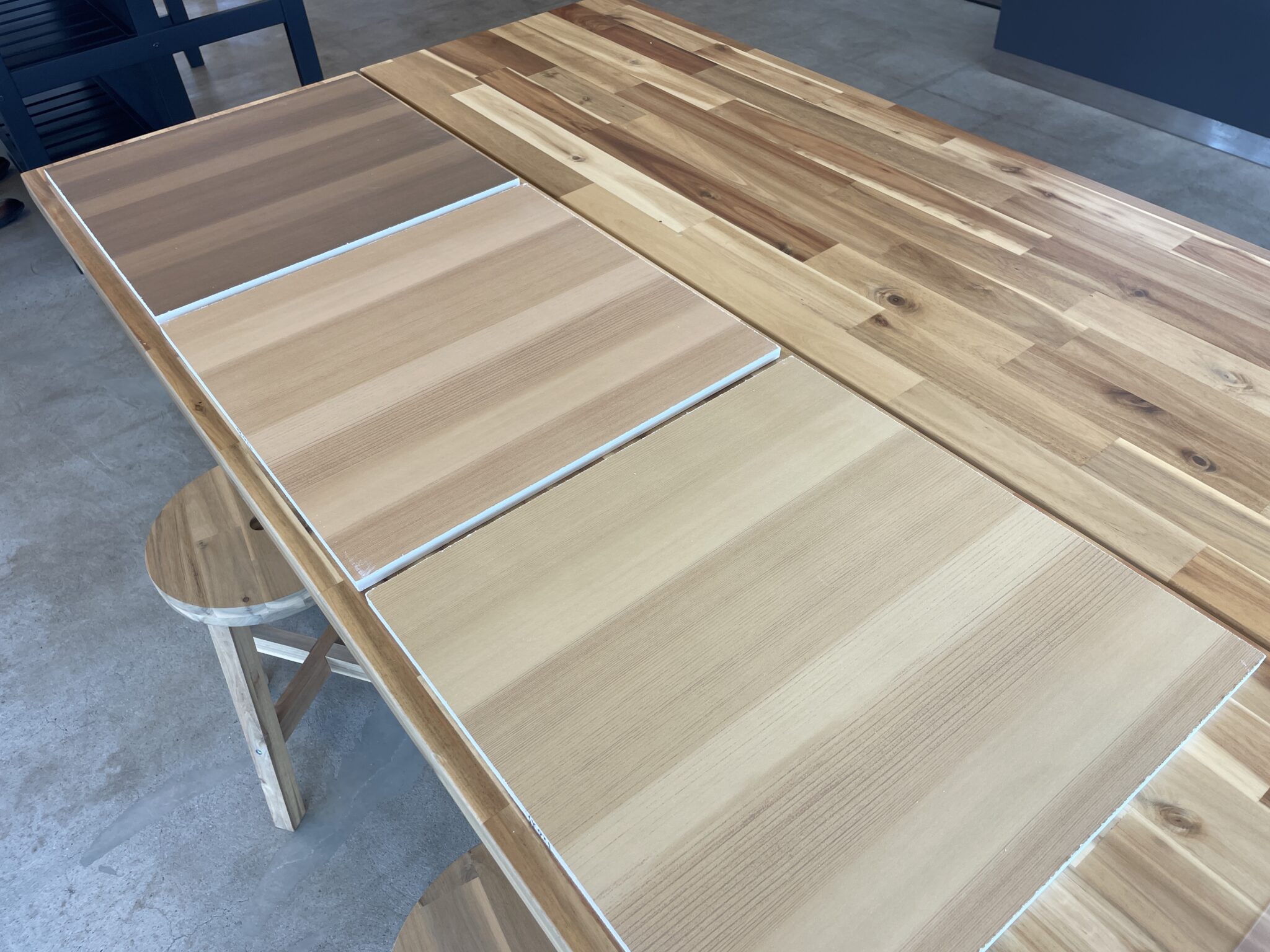 ニチハさんの新商品。木目調の軒天〈ティンバースタイル〉サンプルが届きました！ - ALOHA100-新築デザイン住宅